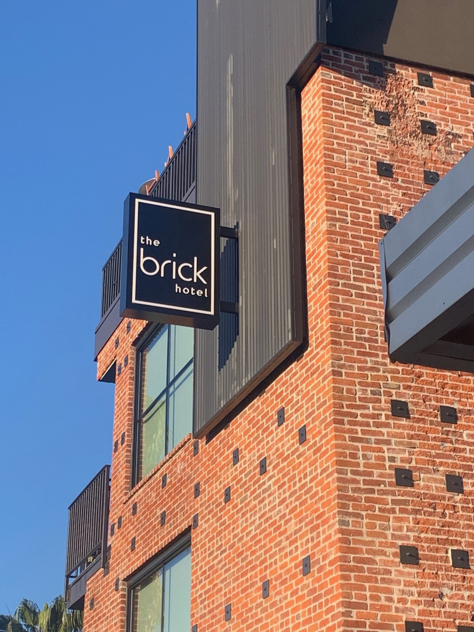 Blade Sign Brick Hotel – Signs For America